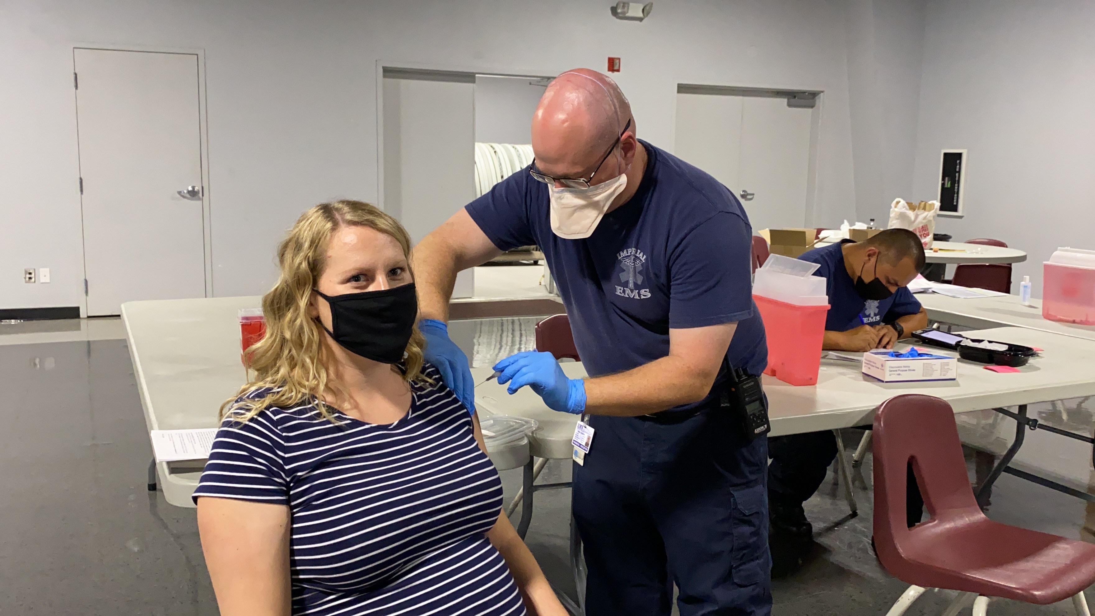 Expecting Mom, Tamara Warren, receives the COVID vaccine at the ...